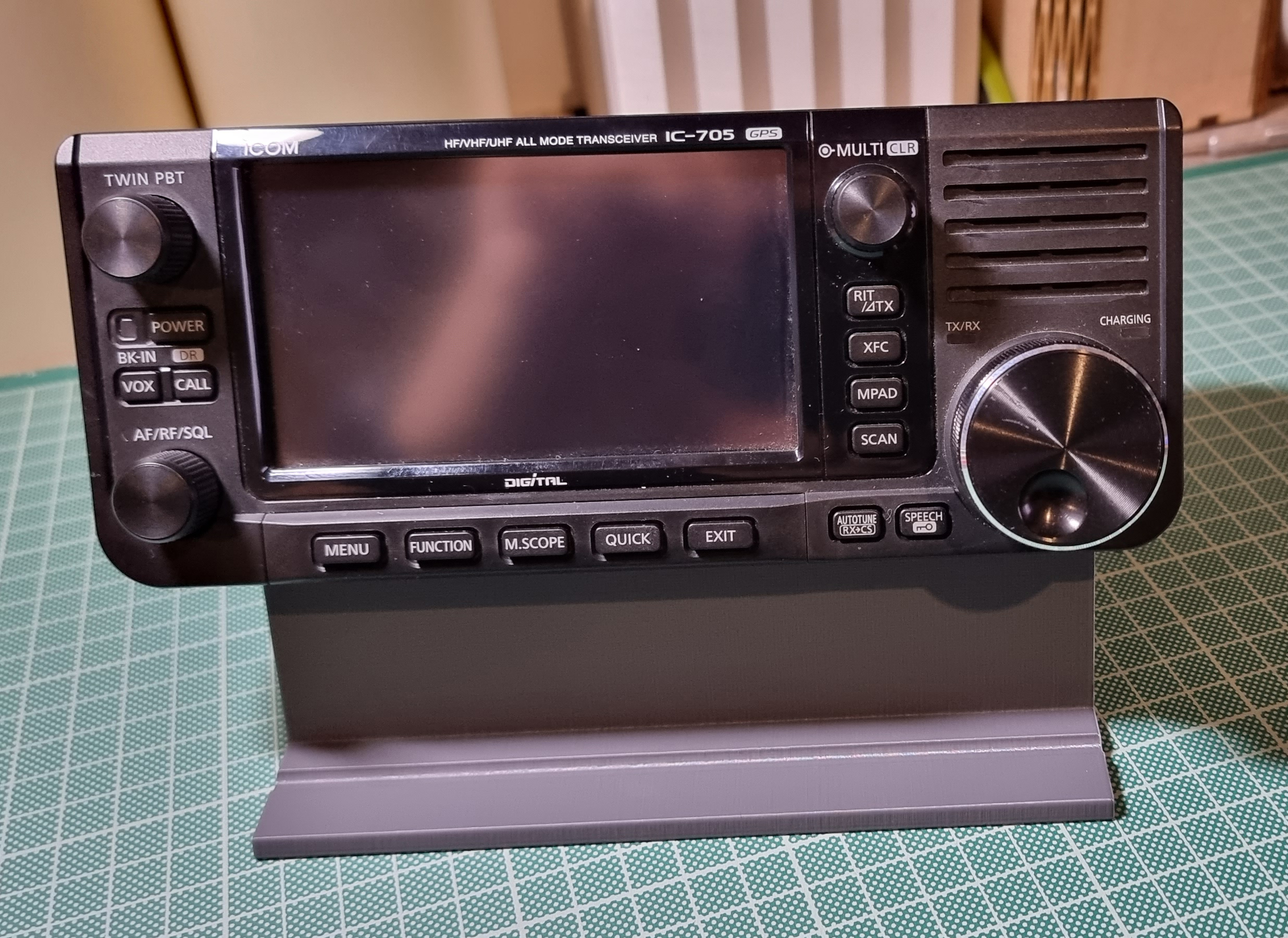 Desktop Stand for Icom IC-705 - www.3dhamparts.eu